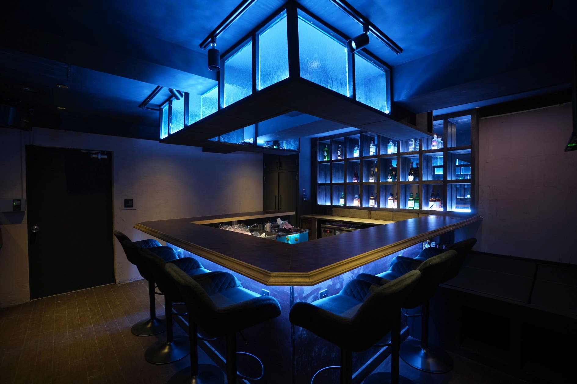 カラオケ、DJ付きの コの字型カウンターの隠れ家バー【新橋駅2分】の写真4