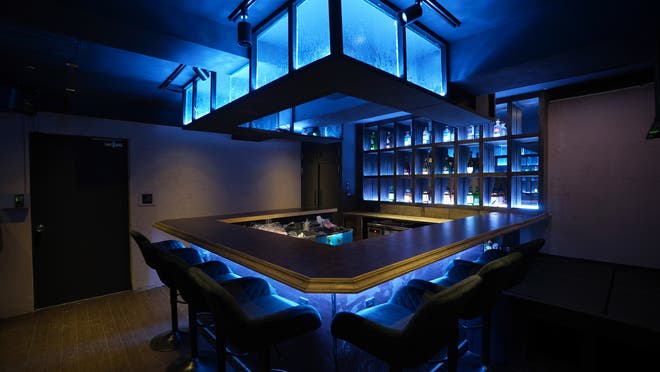 カラオケ、DJ付きの コの字型カウンターの隠れ家バー【新橋駅2分】の写真4