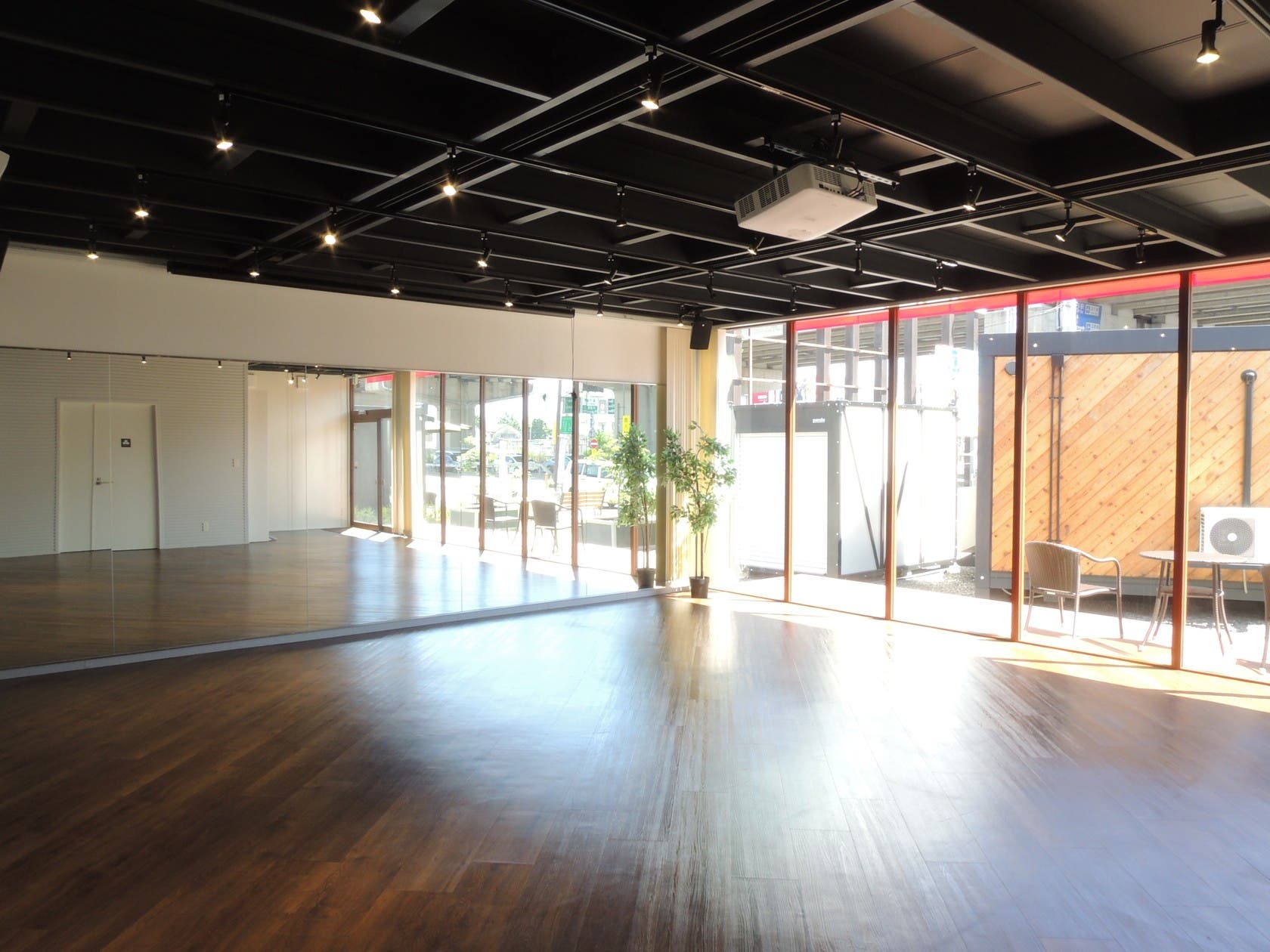 【Community】✨U-SPACE福岡半道橋店✨大鏡やプロジェクターなどが充実しています♪Wi-Fi/福岡市/博多区の写真1