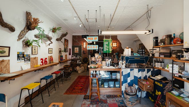 【神戸 元町】100年の歴史ある外観とヴィンテージ家具に囲まれたカフェでの撮影、カフェ貸し切りの写真1