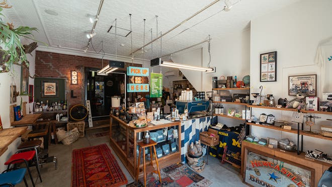 【神戸 元町】100年の歴史ある外観とヴィンテージ家具に囲まれたカフェでの撮影、カフェ貸し切りの写真3