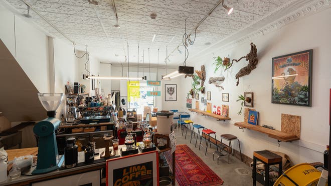 【神戸 元町】100年の歴史ある外観とヴィンテージ家具に囲まれたカフェでの撮影、カフェ貸し切りの写真7