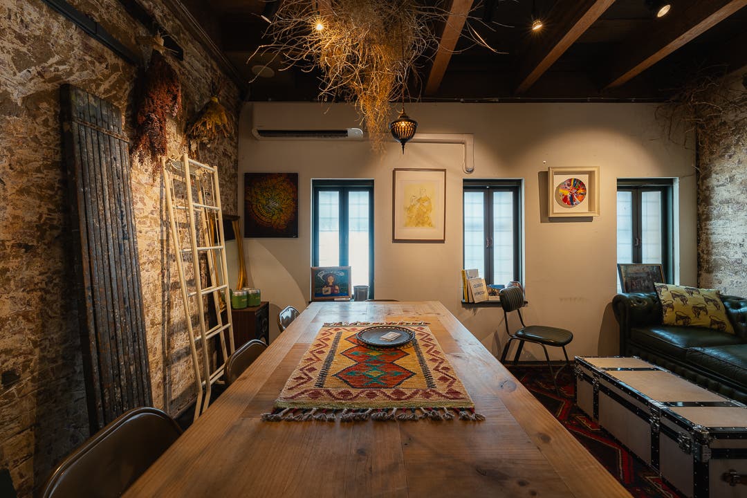 【神戸　元町】100年の歴史ある外観とヴィンテージ家具に囲まれたカフェでの撮影、カフェ貸し切りの写真8