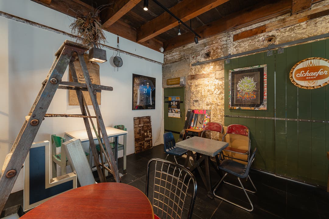 【神戸　元町】100年の歴史ある外観とヴィンテージ家具に囲まれたカフェでの撮影、カフェ貸し切りの写真9