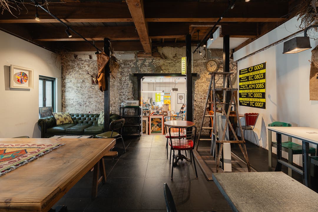 【神戸　元町】100年の歴史ある外観とヴィンテージ家具に囲まれたカフェでの撮影、カフェ貸し切りの写真10