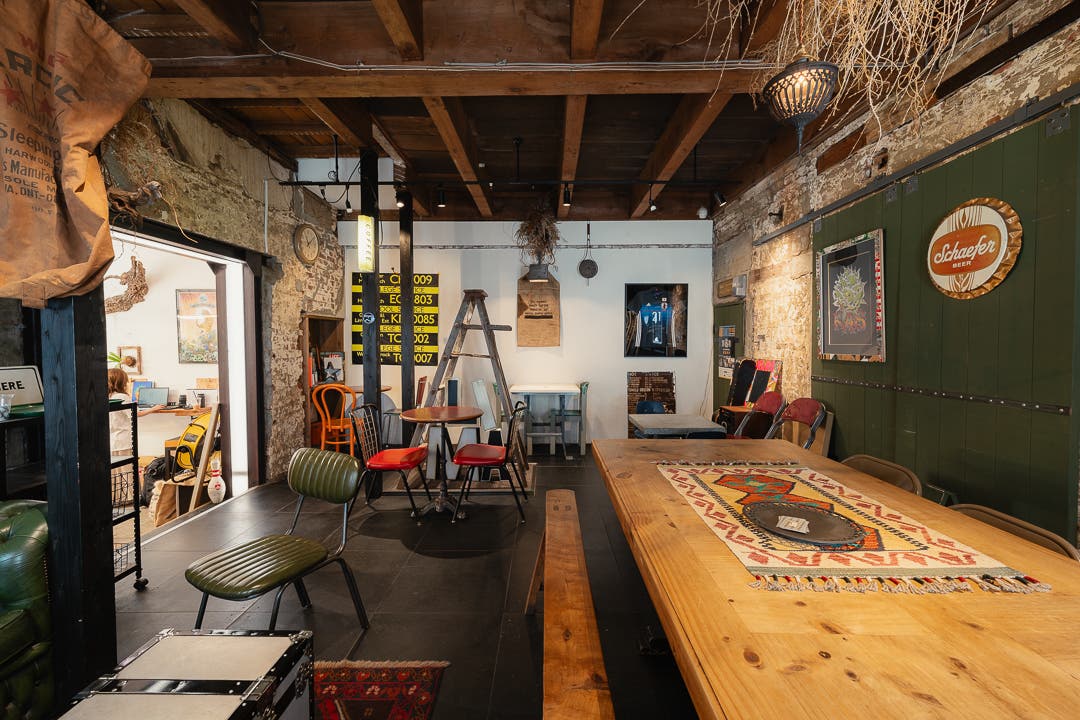 【神戸　元町】100年の歴史ある外観とヴィンテージ家具に囲まれたカフェでの撮影、カフェ貸し切りの写真12