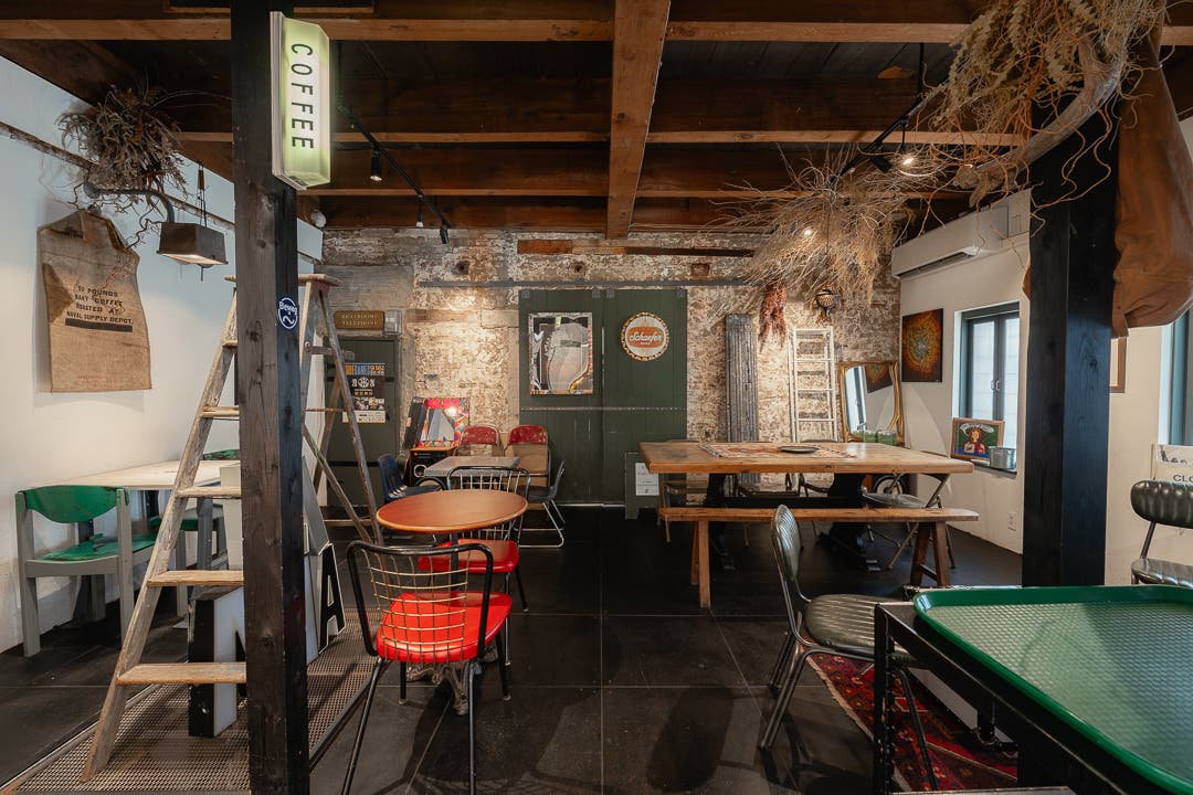 【神戸　元町】100年の歴史ある外観とヴィンテージ家具に囲まれたカフェでの撮影、カフェ貸し切りの写真13