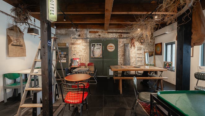 【神戸 元町】100年の歴史ある外観とヴィンテージ家具に囲まれたカフェでの撮影、カフェ貸し切りの写真13