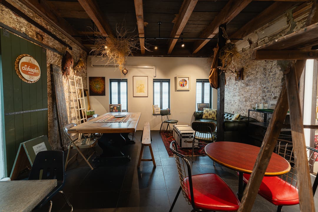 【神戸　元町】100年の歴史ある外観とヴィンテージ家具に囲まれたカフェでの撮影、カフェ貸し切りの写真14