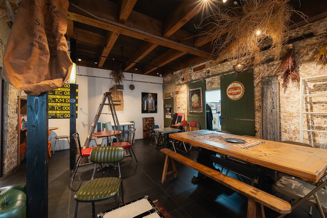 【神戸　元町】100年の歴史ある外観とヴィンテージ家具に囲まれたカフェでの撮影、カフェ貸し切りの写真15