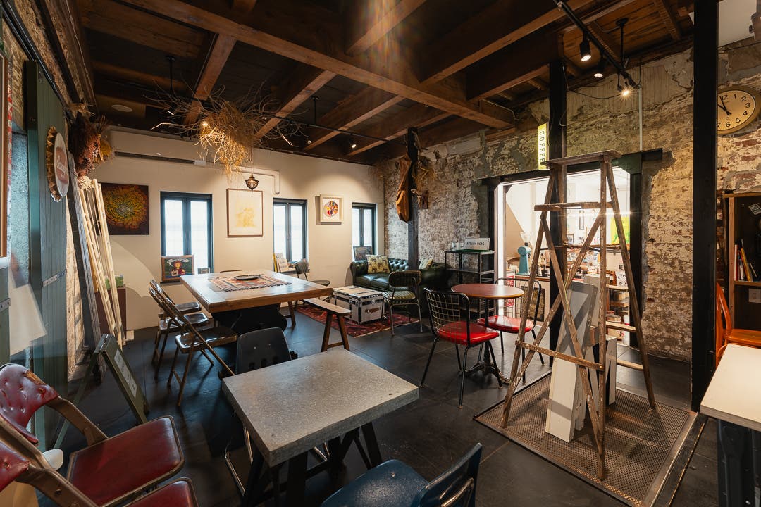 【神戸　元町】100年の歴史ある外観とヴィンテージ家具に囲まれたカフェでの撮影、カフェ貸し切りの写真16