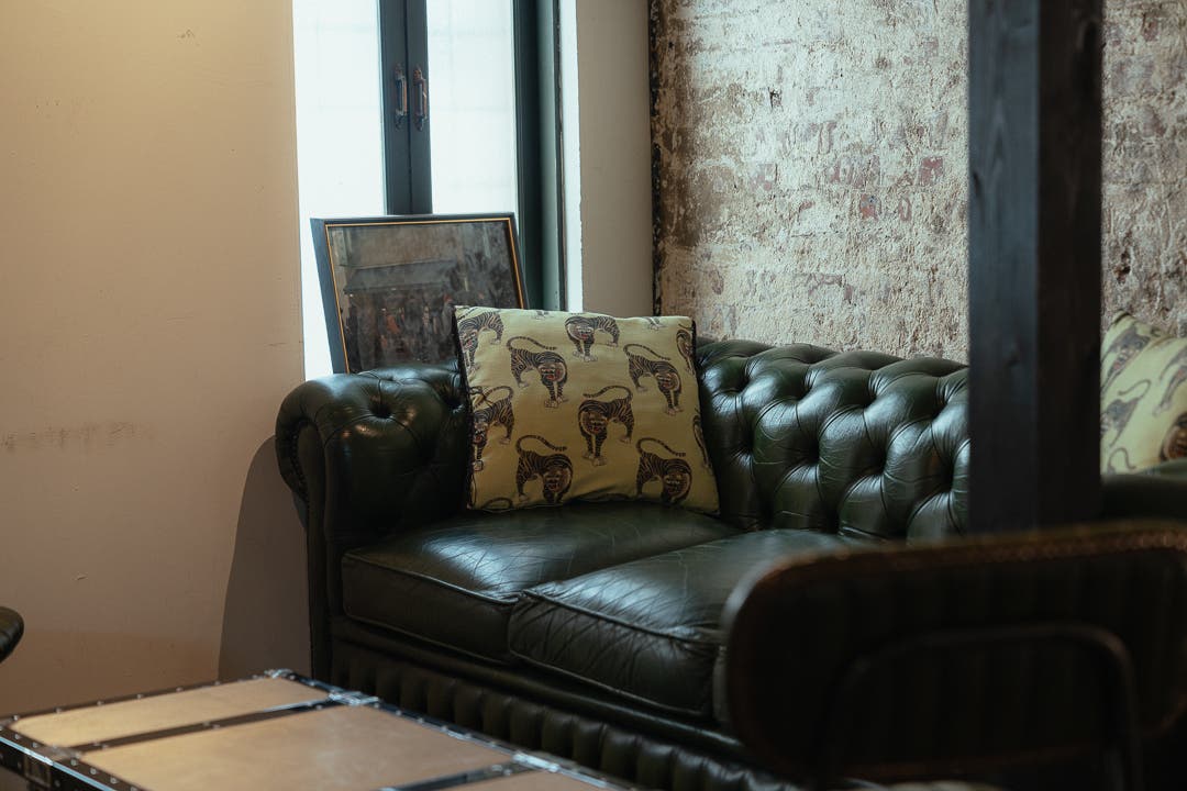 【神戸　元町】100年の歴史ある外観とヴィンテージ家具に囲まれたカフェでの撮影、カフェ貸し切りの写真17