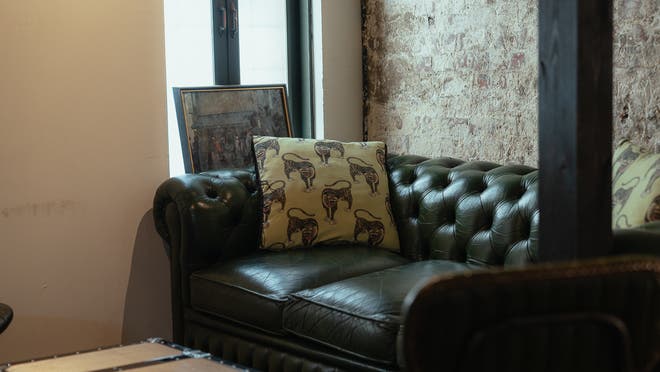 【神戸 元町】100年の歴史ある外観とヴィンテージ家具に囲まれたカフェでの撮影、カフェ貸し切りの写真17