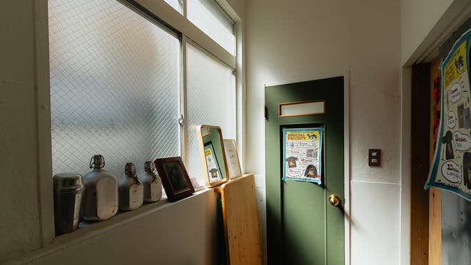 【神戸 元町】100年の歴史ある外観とヴィンテージ家具に囲まれたカフェでの撮影、カフェ貸し切りの写真18