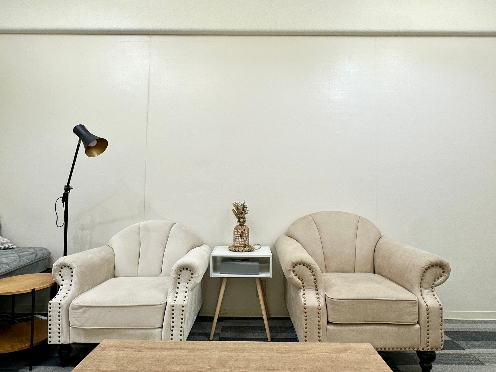 新大阪駅6分☆最大4名｜無料WiFi・モニター・65型TV・ゆったりソファ｜リモワ｜会議｜面談・面接｜VOD見放題の写真5