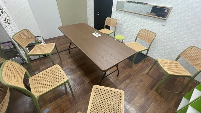 小会議室(6畳 7人着席)の写真1