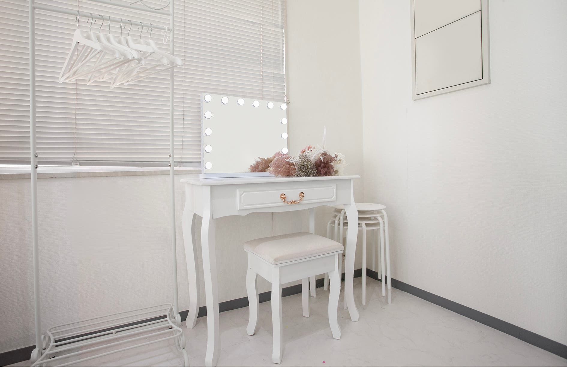 秋葉原最大規模の姫エリア（白/黒）✨豊富な自然光🌞本物の大型漆喰壁🥀花壁/広々40㎡/大型背景紙7種/グリーンバックの写真24