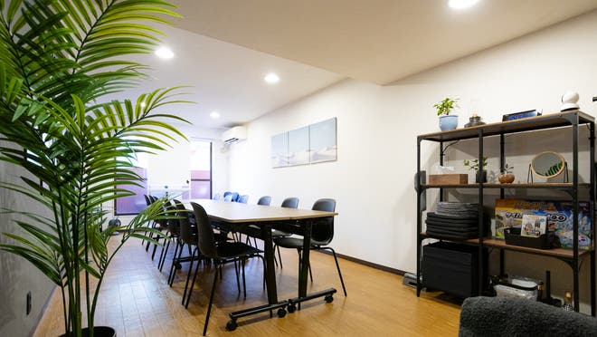 【大手町/神田駅徒歩5分】16名収容🛜光Wi-Fi🌇プロジェクター🗝️鍵無し入室可📊会議📷撮影/動画配信🃏ボドゲに最適の写真1