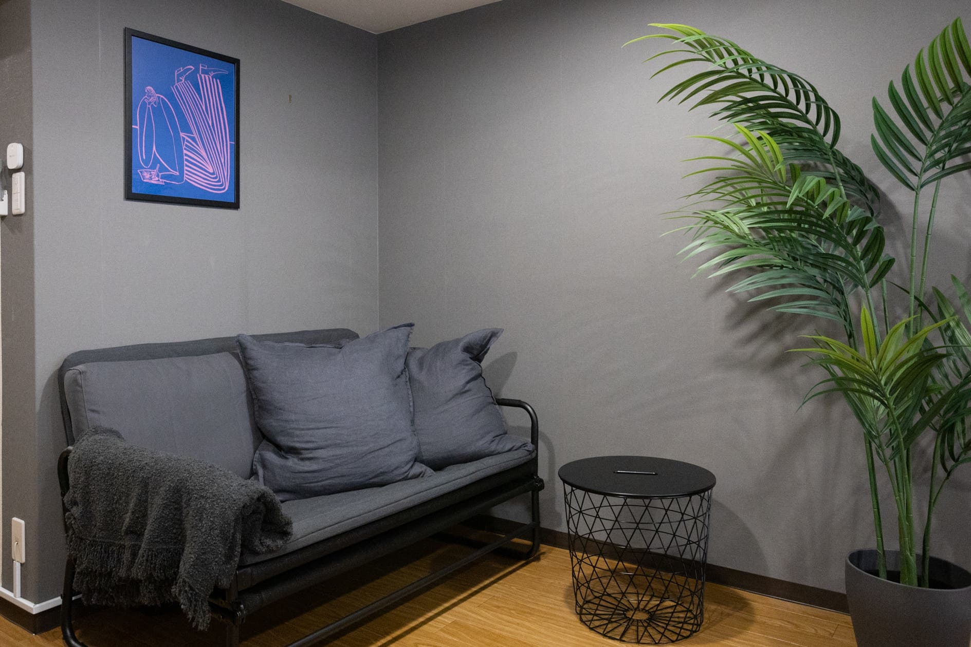 【大手町/神田駅徒歩５分】16名収容🛜光Wi-Fi🌇プロジェクター🗝️鍵無し入室可📊会議📷撮影/動画配信🃏ボドゲに最適の写真6