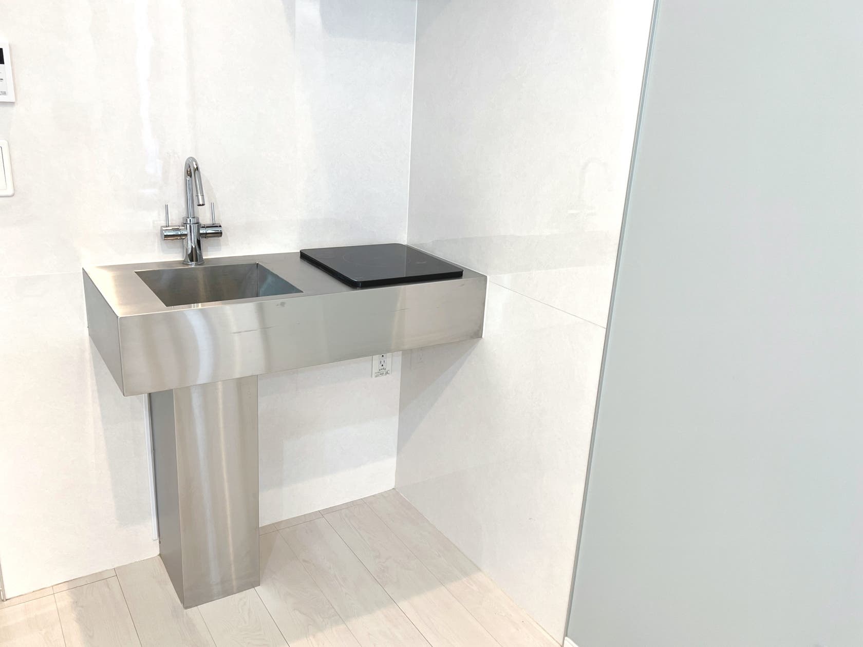 木場駅から徒歩6分。清潔感のあるレンタルスペースです。の写真6