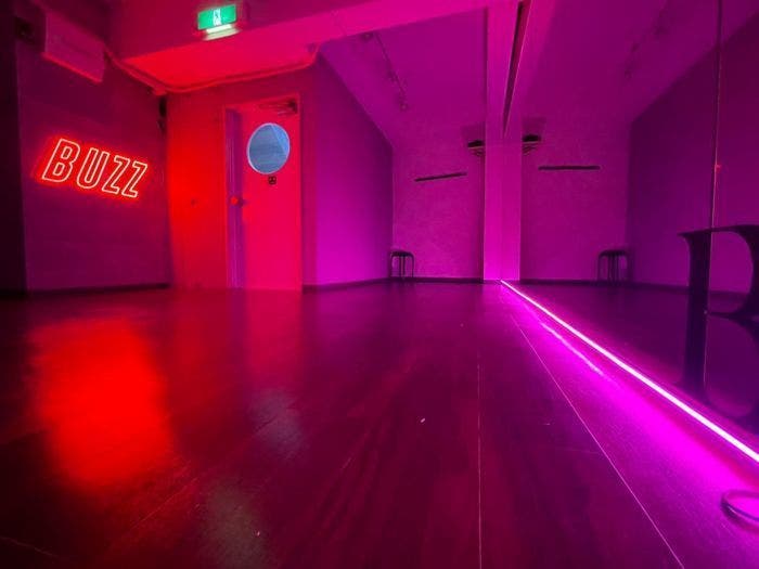 【BUZZ池袋サンシャイン】4A stの写真1