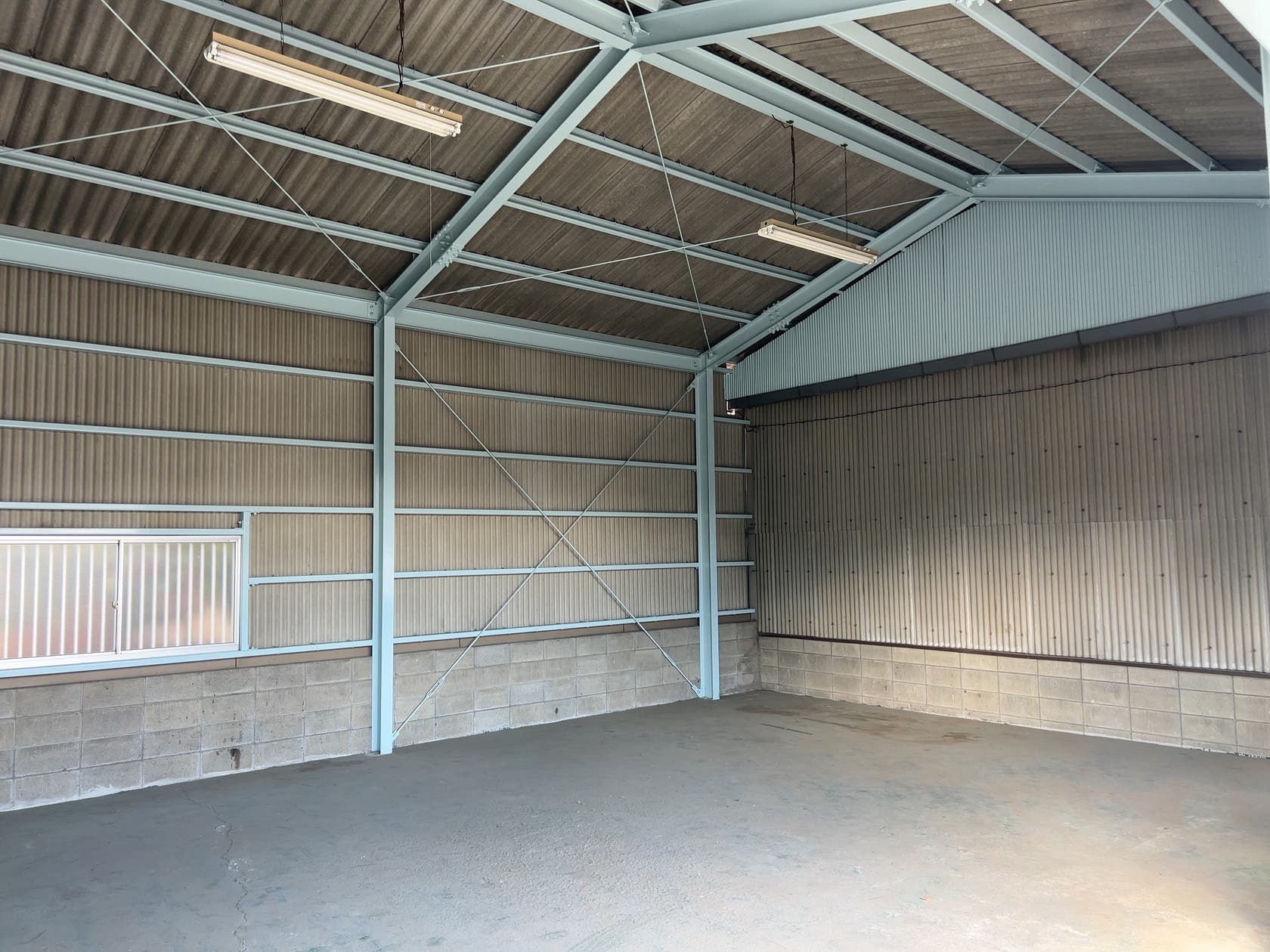 大阪市内からも近い天井高が高めのスペースの写真1