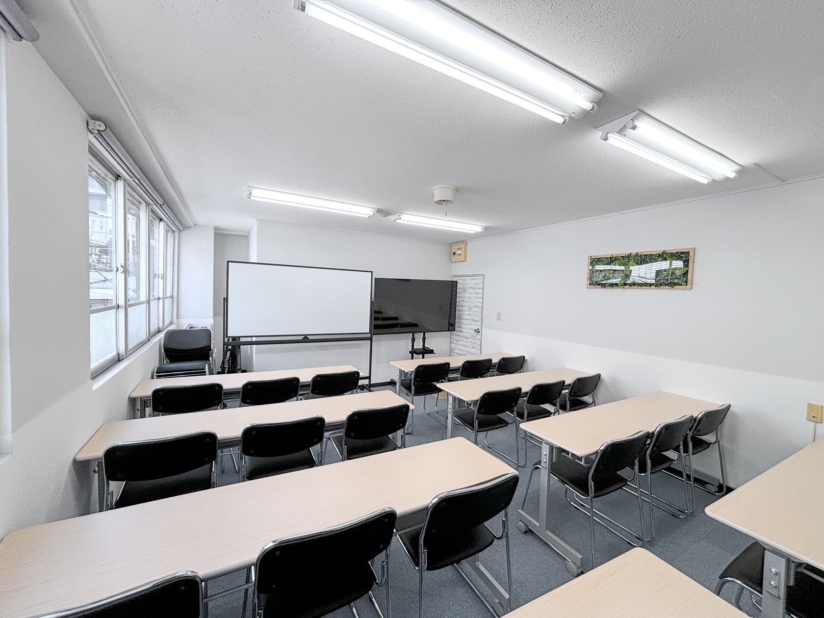 【新宿徒歩4分｜最大32名】ボドゲ利用でも大人気🎲Wi-Fi・ホワイトボード・土足OK・全設備無料・簡単入室・控室[36]の写真1