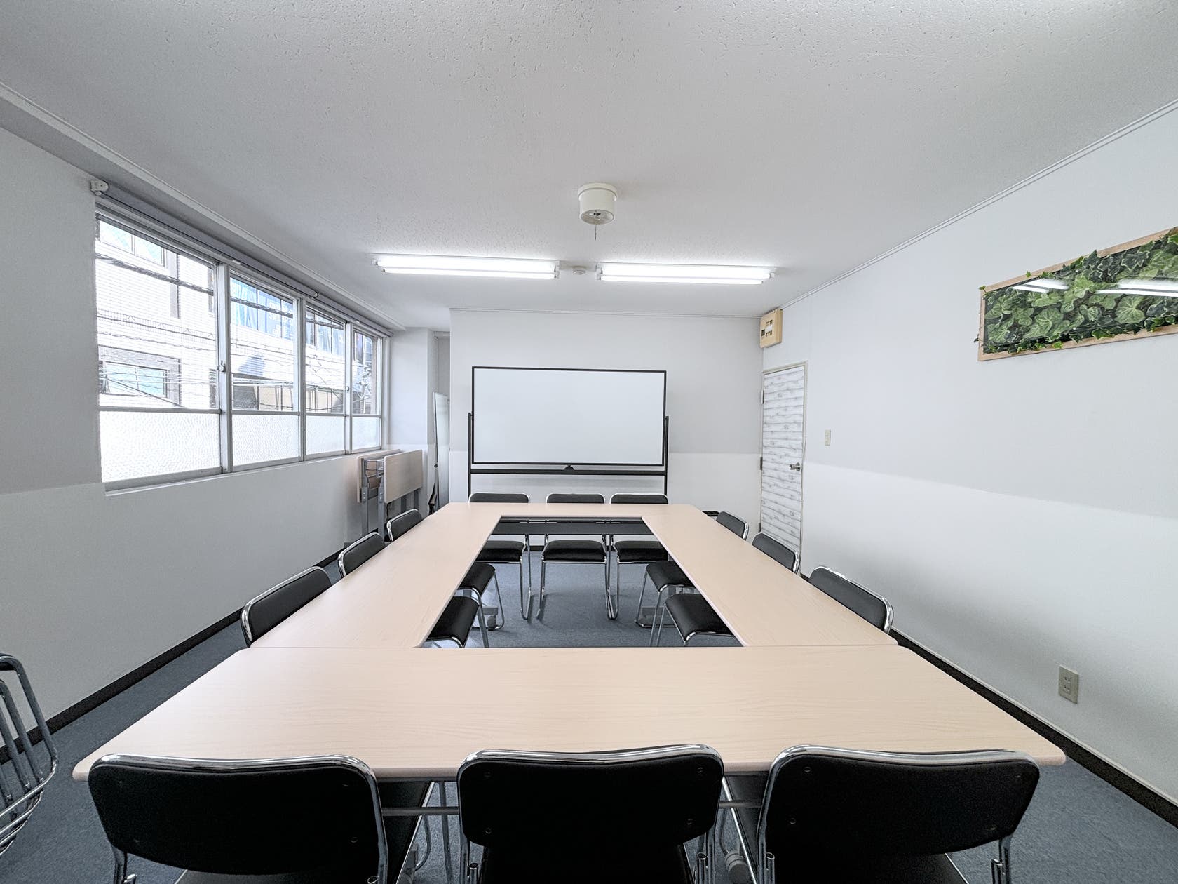 【新宿徒歩4分｜最大32名】ボドゲ利用でも大人気🎲Wi-Fi・ホワイトボード・土足OK・全設備無料・簡単入室・控室[36]の写真3