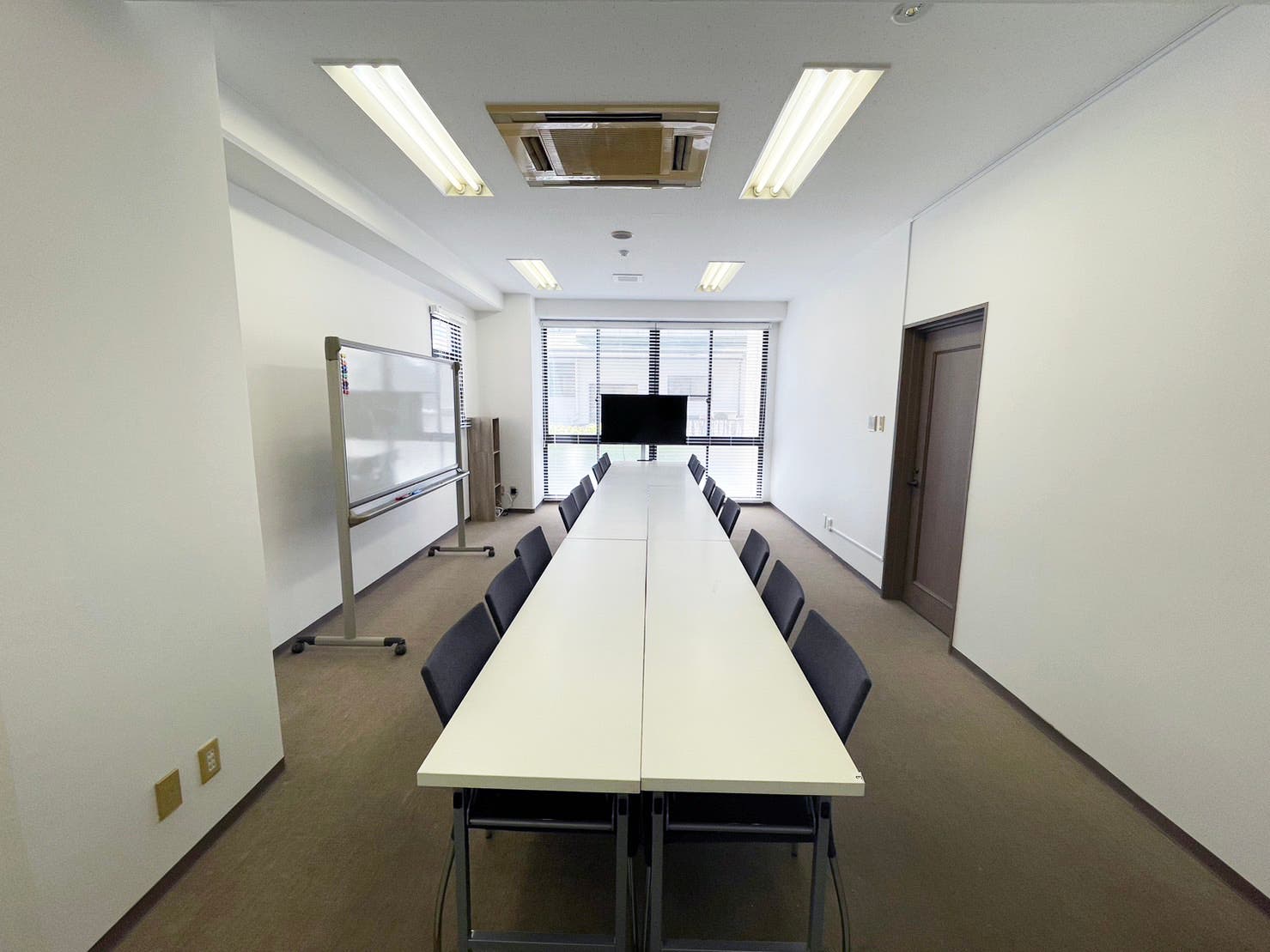 宮崎市役所から徒歩3分！ビデオ会議に便利なモニターを備えていますの写真1