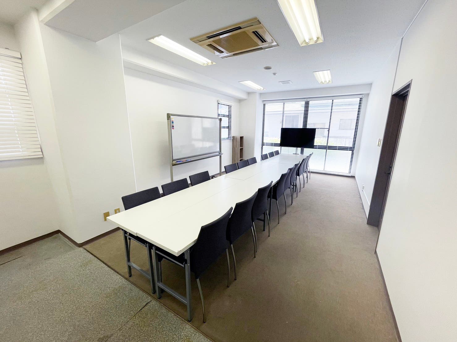 宮崎市役所から徒歩3分！ビデオ会議に便利なモニターを備えていますの写真3