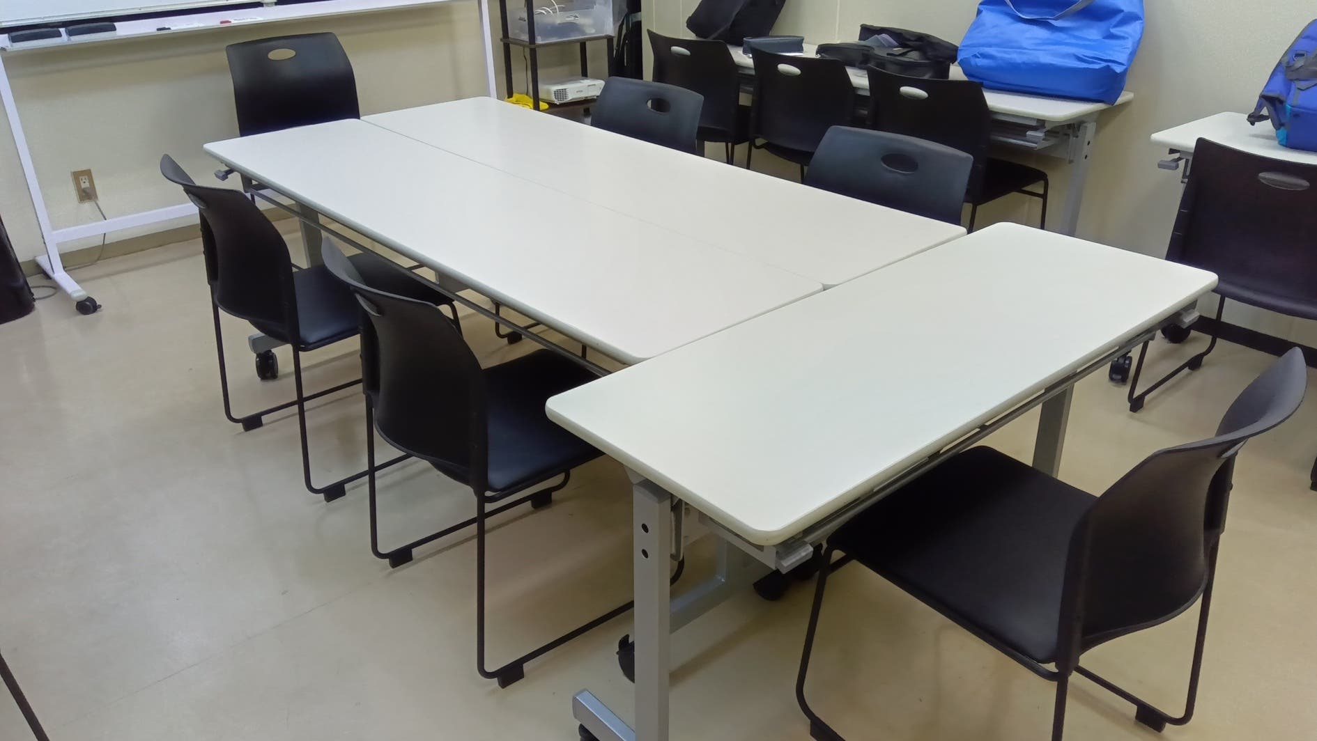 水道橋駅🚶1分🚃神保町駅🚶6分🚃シンプルな会議室 ☕貸し切り6930円～🎲最大15名👌モニター＆ホワイトボード充実の写真20