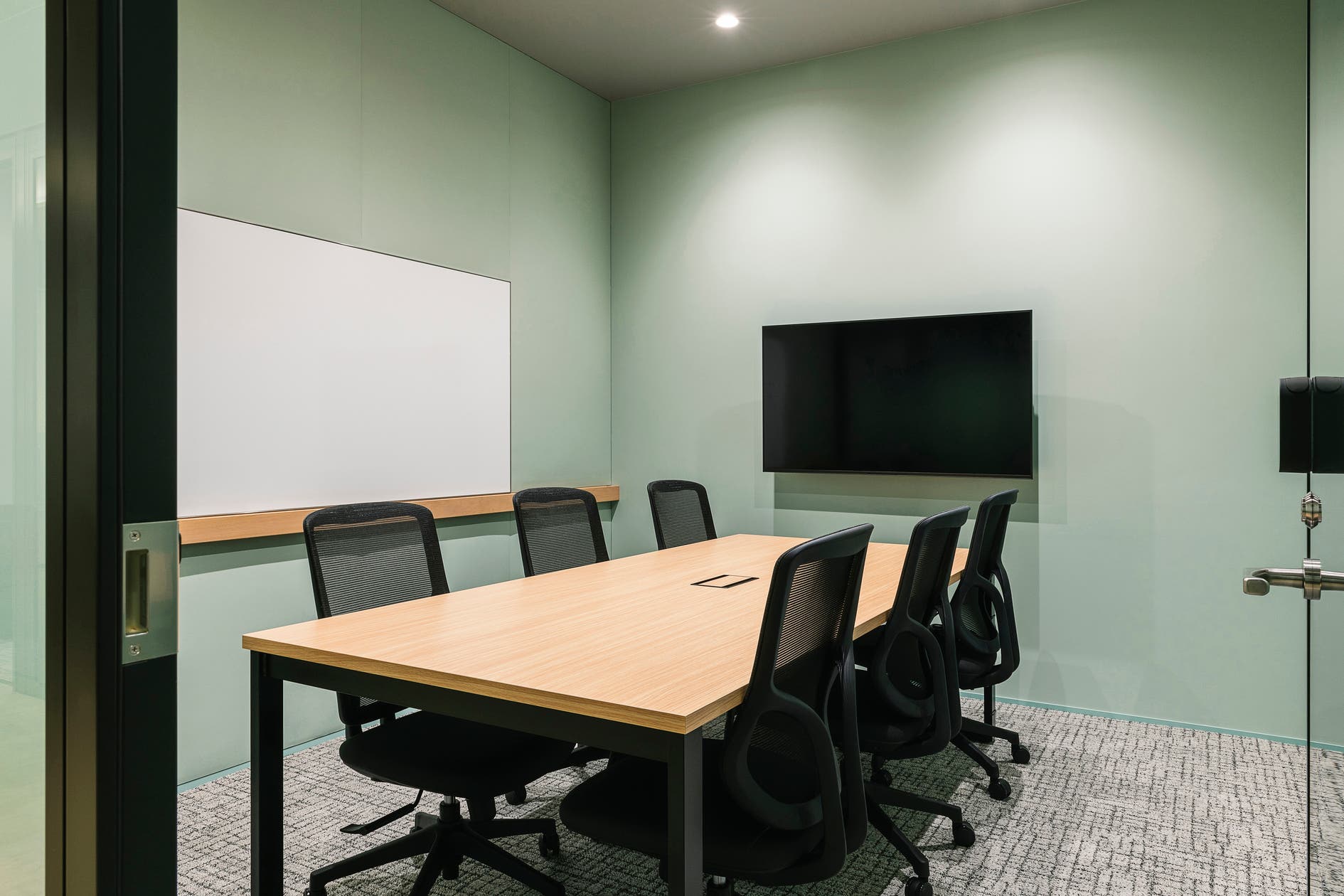 【新高島駅徒歩2分】8席着席可/光回線高速WiFi/有人スタッフ/飲食可/貸し会議室【RoomA - 13㎡】の写真1