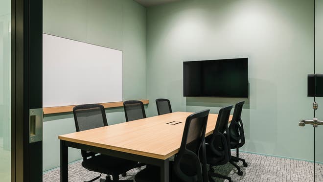 【新高島駅徒歩2分】8席着席可/光回線高速WiFi/有人スタッフ/飲食可/貸し会議室【RoomA - 13㎡】の写真1