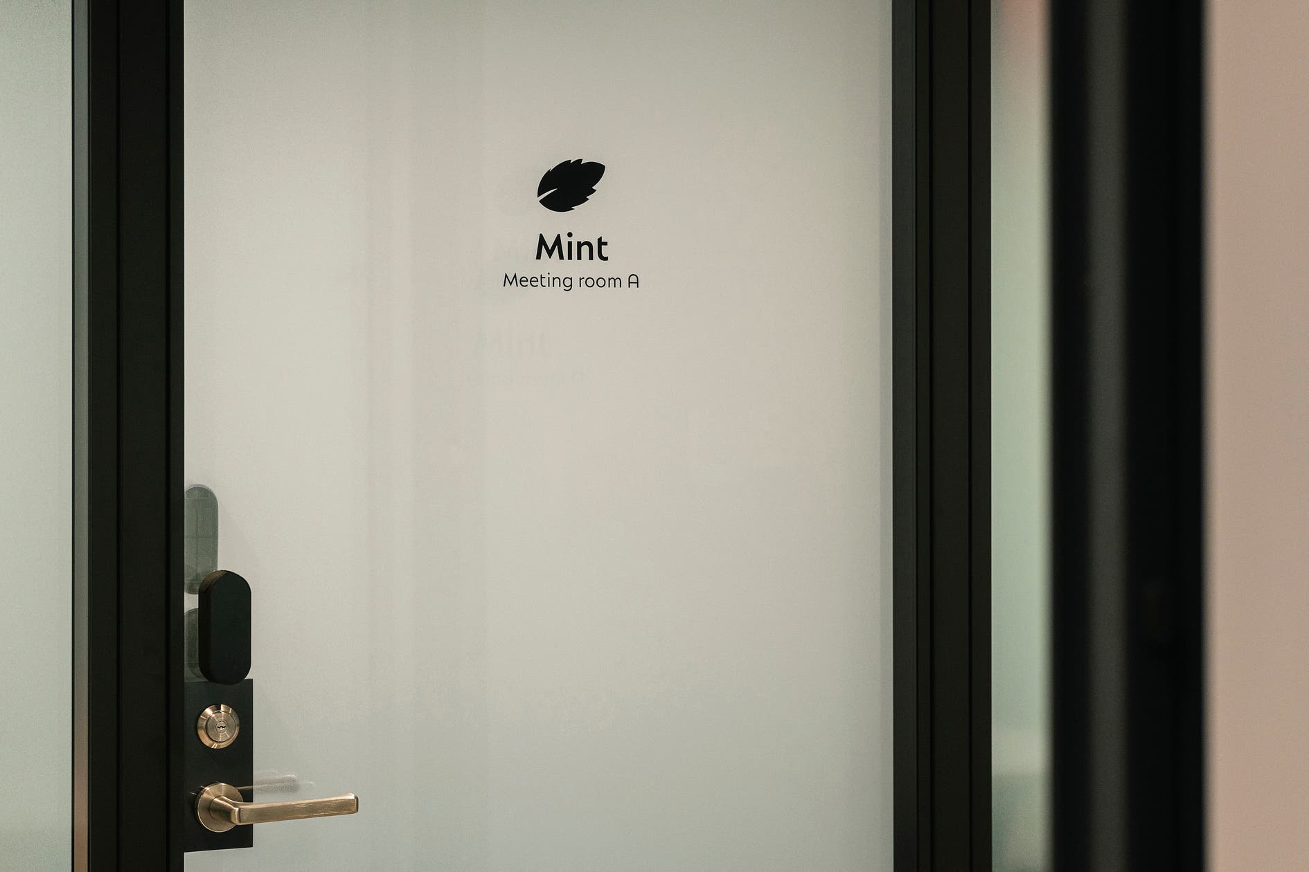 【新高島駅徒歩2分】8席着席可/光回線高速WiFi/有人スタッフ/飲食可/貸し会議室【RoomA - 13㎡】の写真5