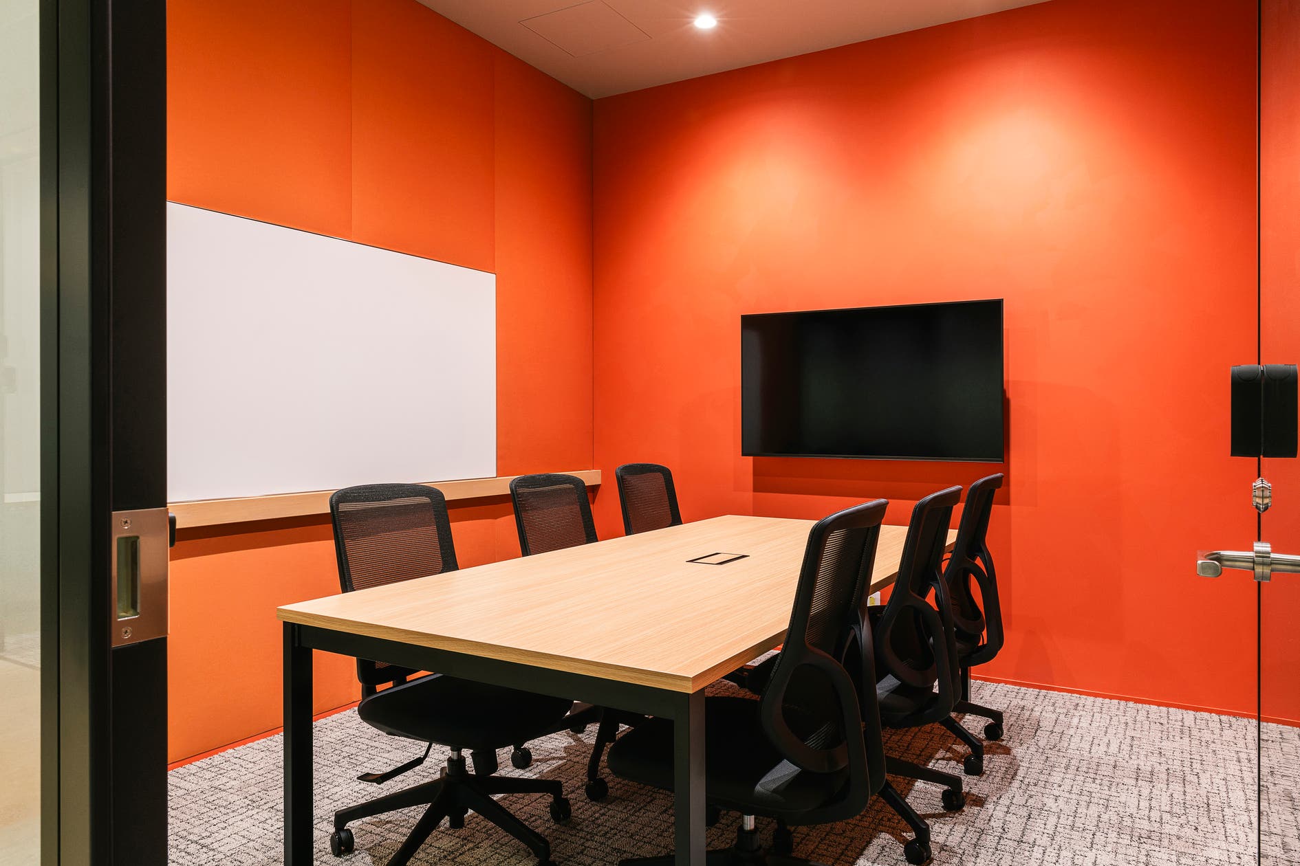 【新高島駅徒歩2分】8席着席可/光回線高速WiFi/有人スタッフ/飲食可/貸し会議室【RoomB - 13㎡】の写真1