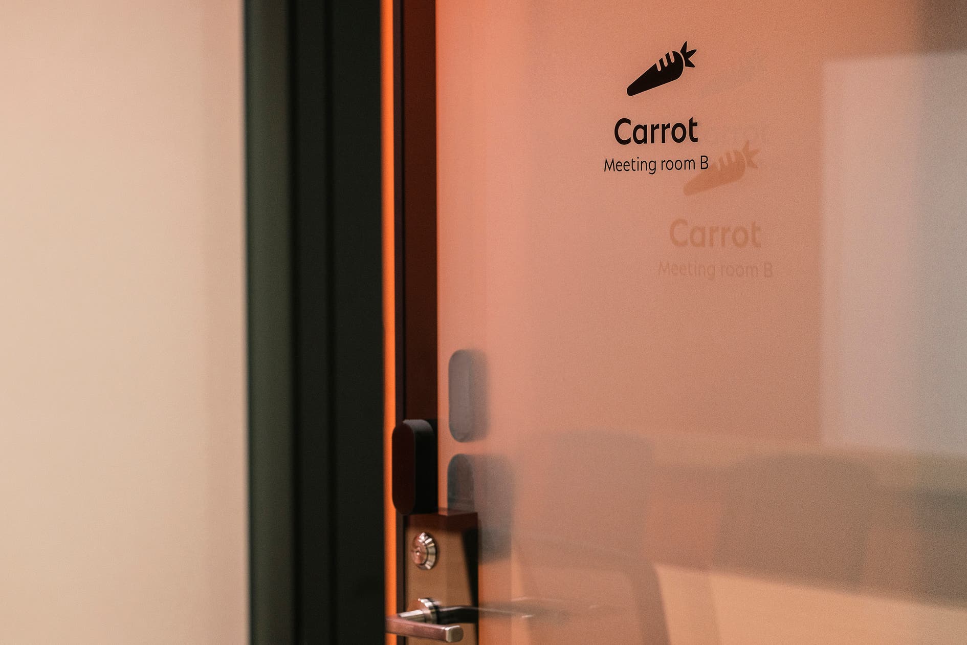 【新高島駅徒歩2分】8席着席可/光回線高速WiFi/有人スタッフ/飲食可/貸し会議室【RoomB - 13㎡】の写真2