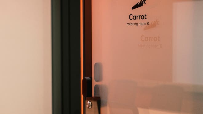 【新高島駅徒歩2分】8席着席可/光回線高速WiFi/有人スタッフ/飲食可/貸し会議室【RoomB - 13㎡】の写真2