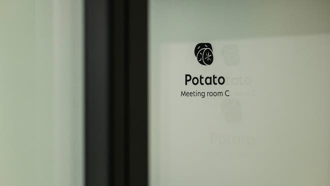 【新高島駅徒歩2分】8席着席可/光回線高速WiFi/有人スタッフ/飲食可/貸し会議室【RoomC - 13㎡】の写真2