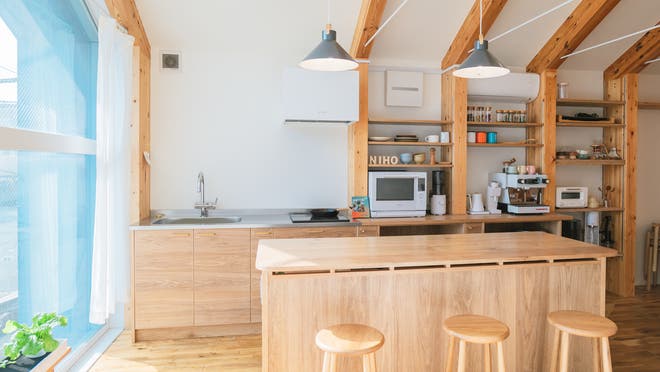 鎌倉駅から徒歩1分、くつろいだリビングでの作業に!の写真2