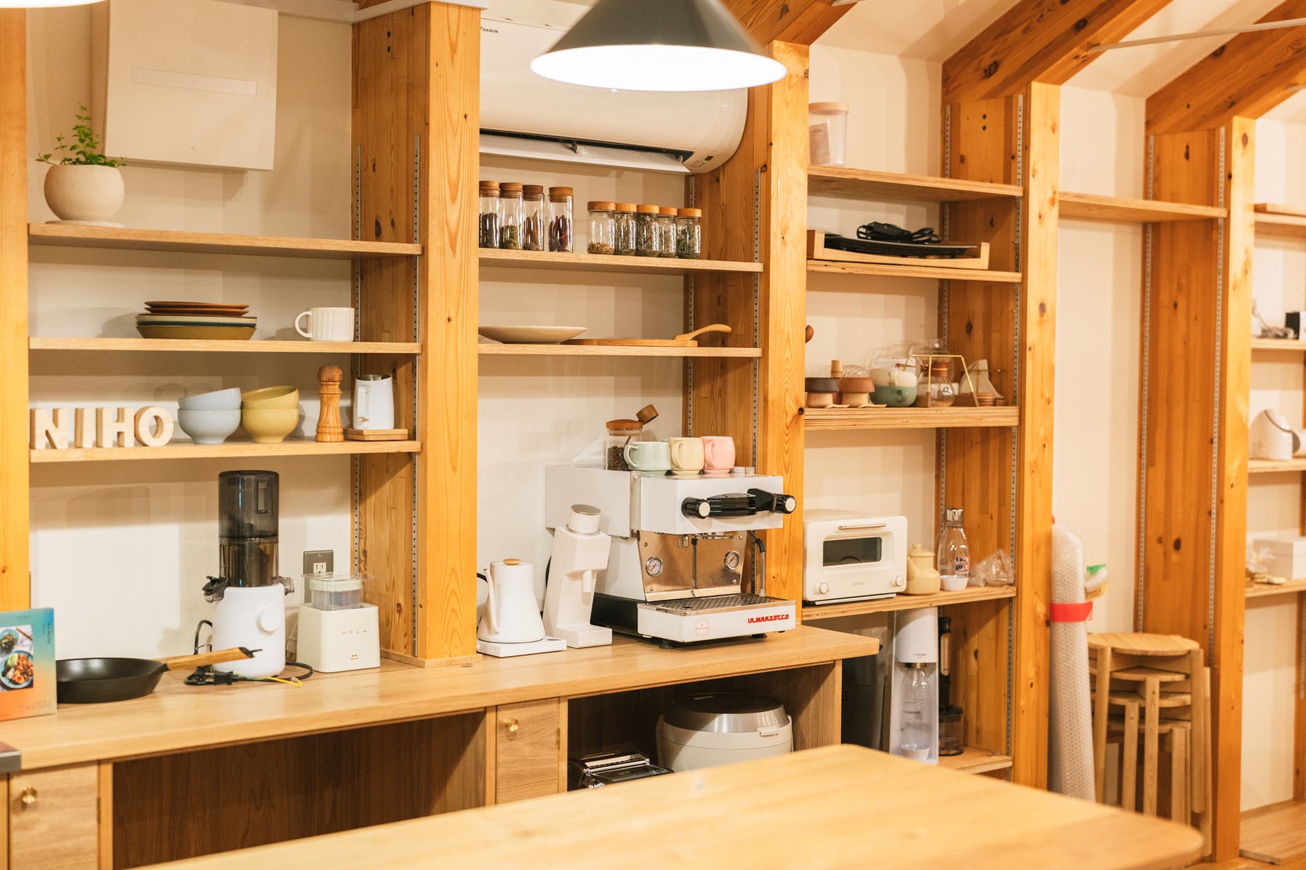 鎌倉駅から徒歩1分、くつろいだリビングでの作業に！の写真4