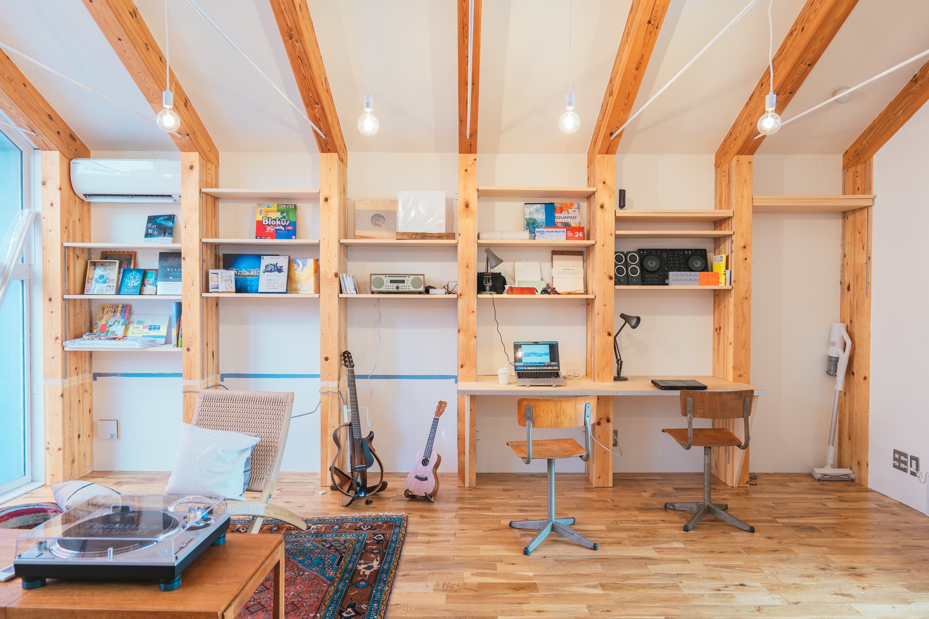 鎌倉駅から徒歩1分、くつろいだリビングでの作業に！の写真6