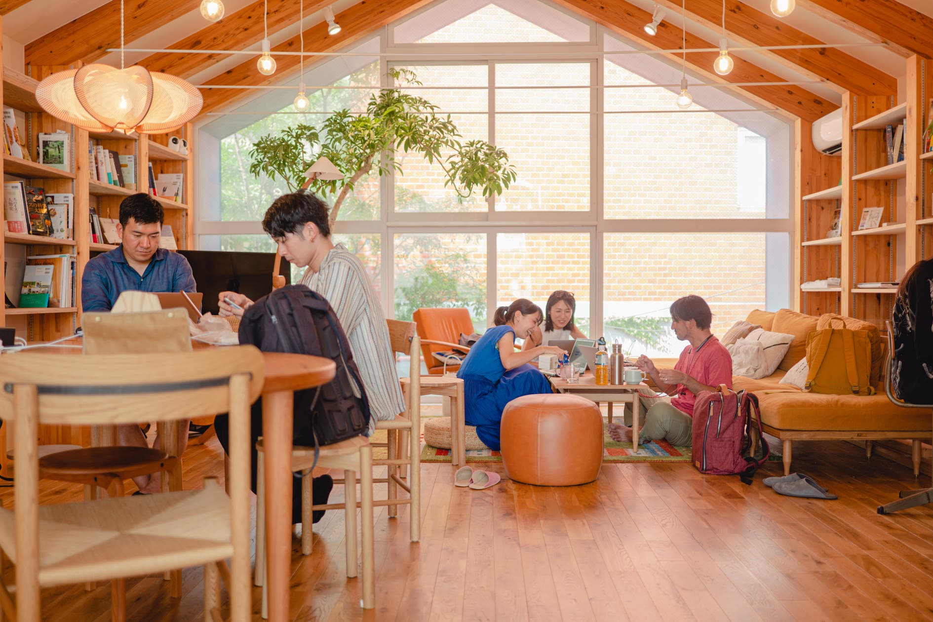 鎌倉駅から徒歩1分、くつろいだリビングでの作業に！の写真7