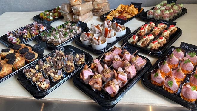 池袋駅2分🚃24H/最大24名着席🎉大型スクリーン🎬映画・大人気ゲーム機が大迫力🎮おしゃれなケータリング♪の写真4