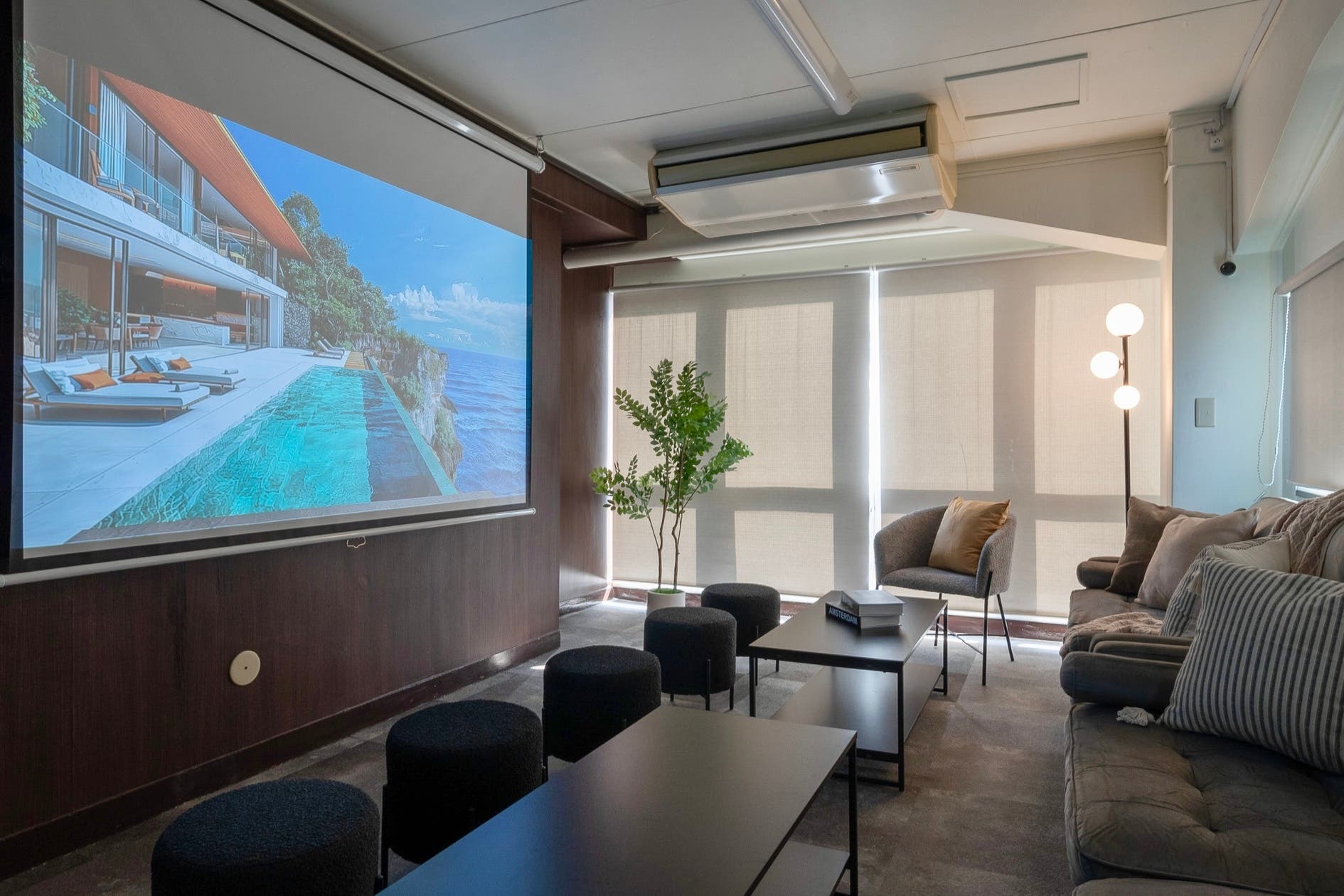 池袋駅2分🚃24H/最大24名着席🎉大型スクリーン🎬映画・大人気ゲーム機が大迫力🎮おしゃれなケータリング♪の写真7