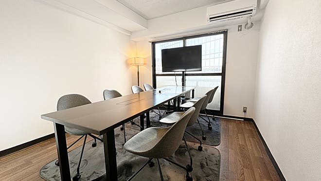六本木駅徒歩15秒|最大8名|即予約|ビジネスやパーティーの利用に最適!夜間の休憩利用も可能!ワンコイン会議室 六本木の写真1