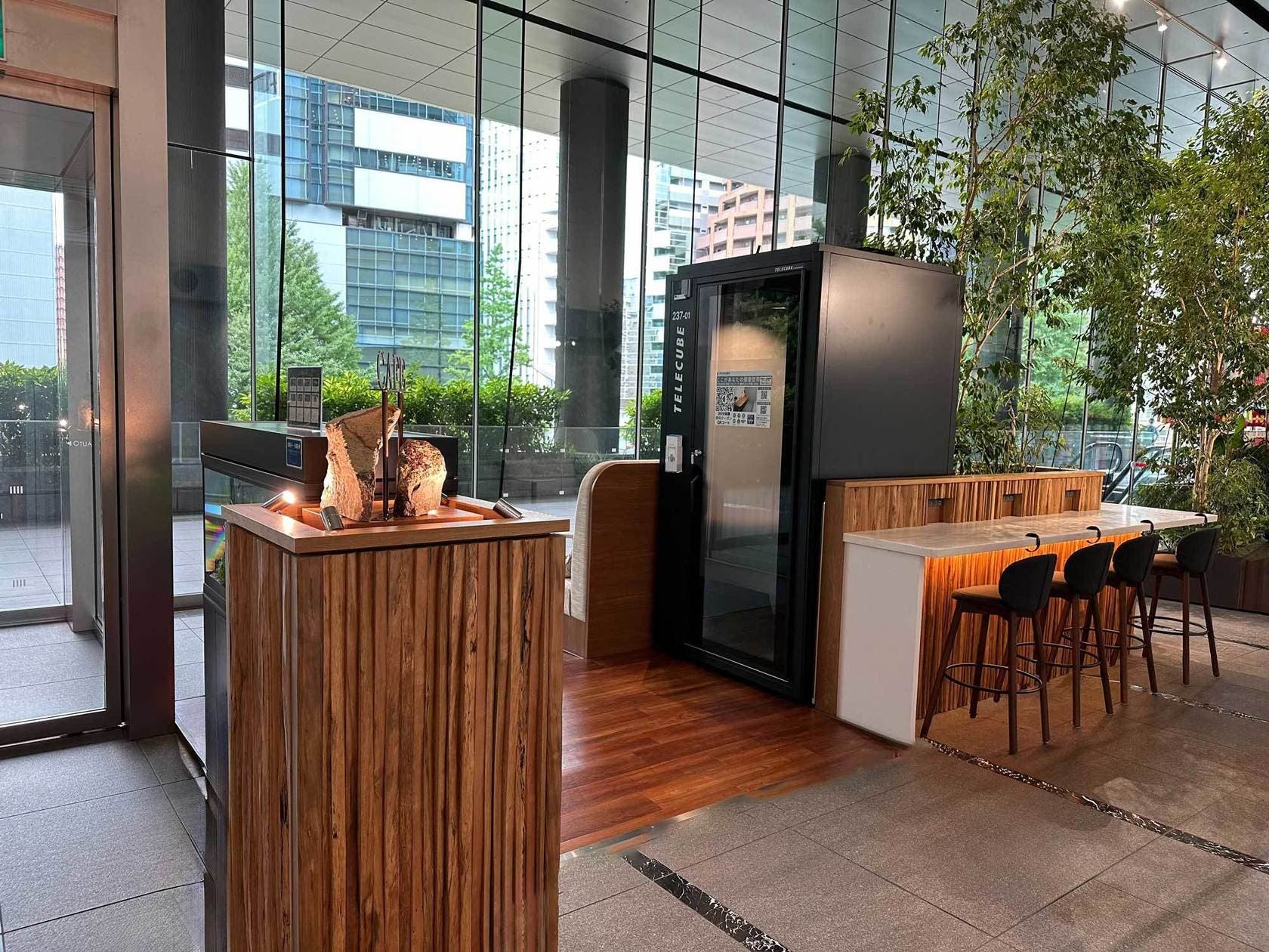 【テレキューブ】東京建物仙台ビルの個室型ワークブース（237-01）です。視線と音を遮る、プライベートな集中環境。の写真1
