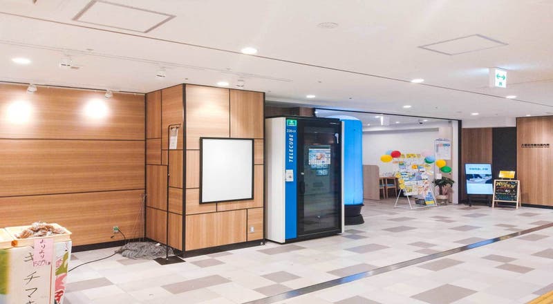 【テレキューブ】西鉄久留米駅の個室型ワークブース（239-01）です。視線と音を遮る、プライベートな集中環境。