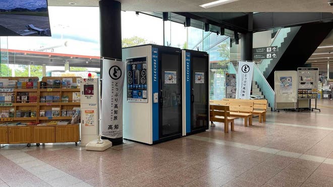 【テレキューブ】高知龍馬空港の個室型ワークブース(240-02)です。視線と音を遮る、プライベートな集中環境。の写真1