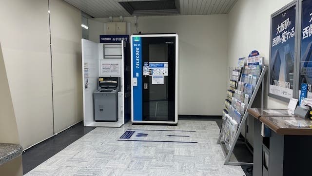 【テレキューブ】JR西日本 尼崎駅改札外の個室型ワークブース(96-01)です。視線と音を遮る、プライベートな集中環境。の写真1