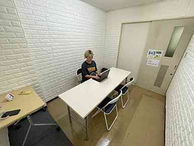 JR新宿駅南口より徒歩4分、THビル2階Fルームの写真1